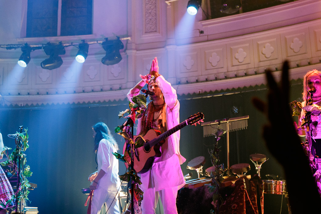 Crystal Fighters viert feest met Paradiso familie - .: Maxazine