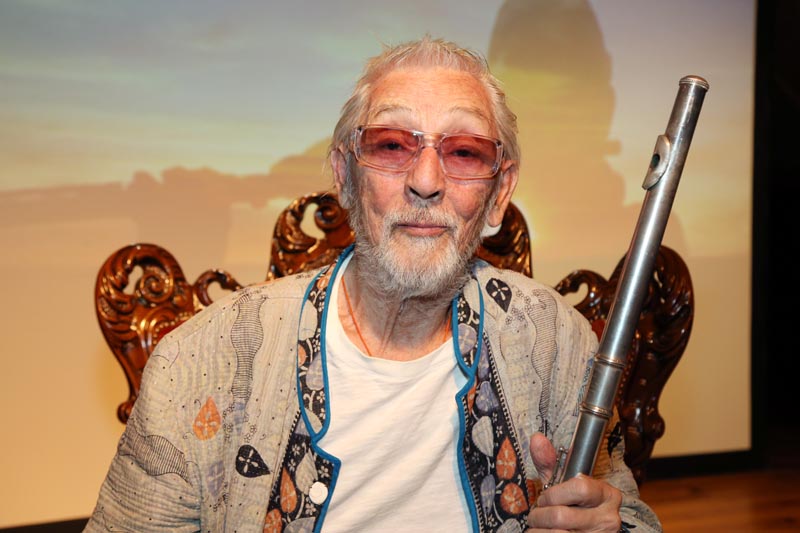 Chris Hinze geeft een indrukwekkende combinatie van muziek en beeld ...