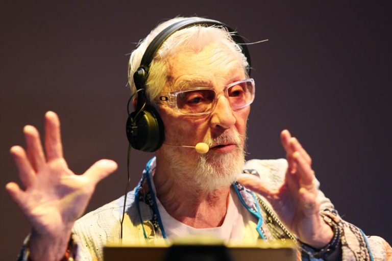 Chris Hinze geeft een indrukwekkende combinatie van muziek en beeld ...