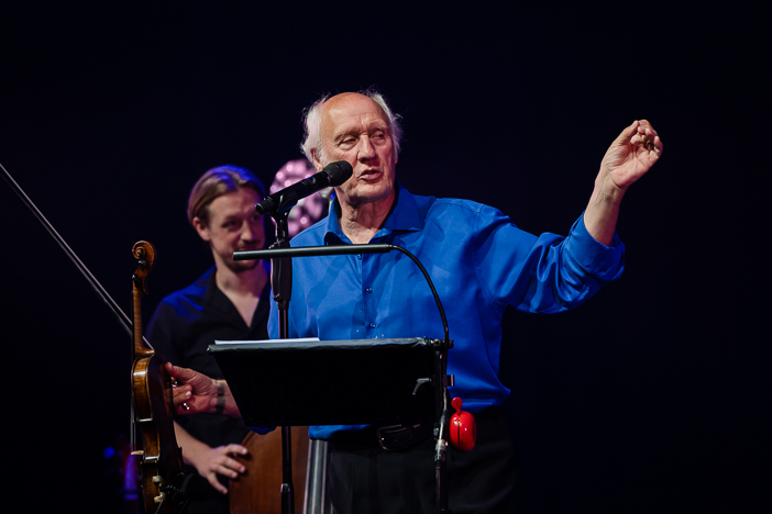 Herman van Veen beloont die-hard fans in Eindhoven - .: Maxazine